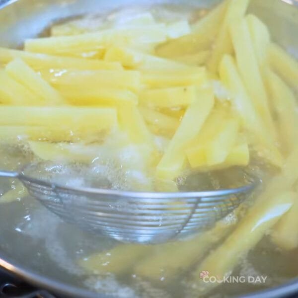 Perfectly Crispy Homemade French Fries – Golden & Crunchy! - Cooking Day